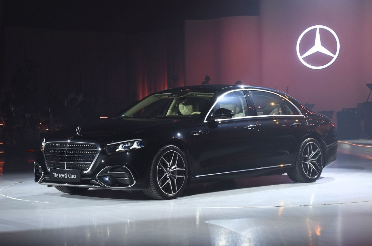 Mercedes showcases seven generations of S-Class in stunning display ...
